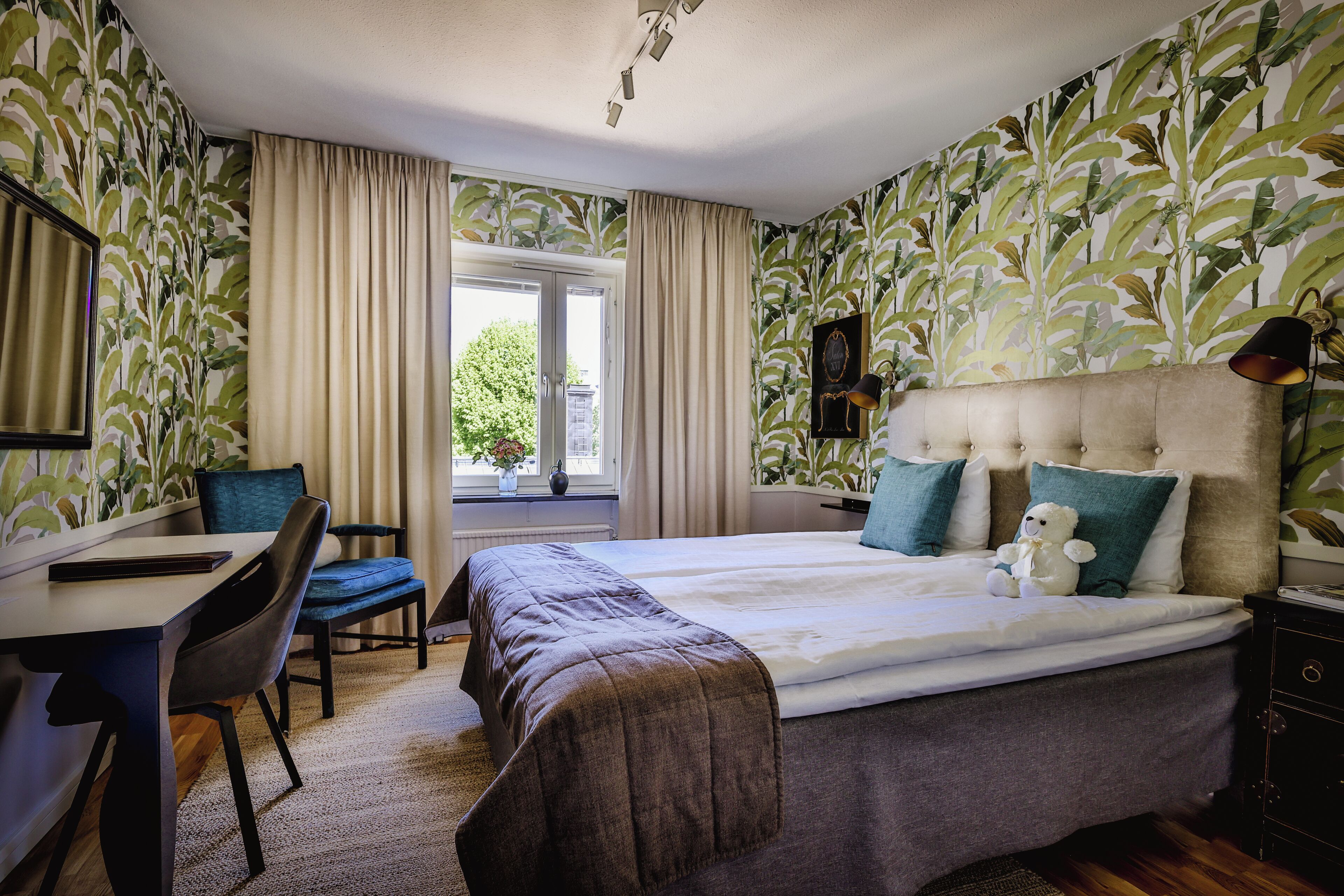 Roupa hipoalergénica, minibar, cofre no quarto 