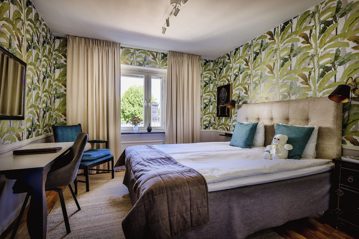 Roupa hipoalergénica, minibar, cofre no quarto