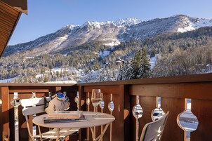 Cofres nos quartos, individualmente decorados, escrivaninha