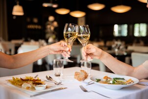 Serviço de almoço e jantar, vistas para o jardim 