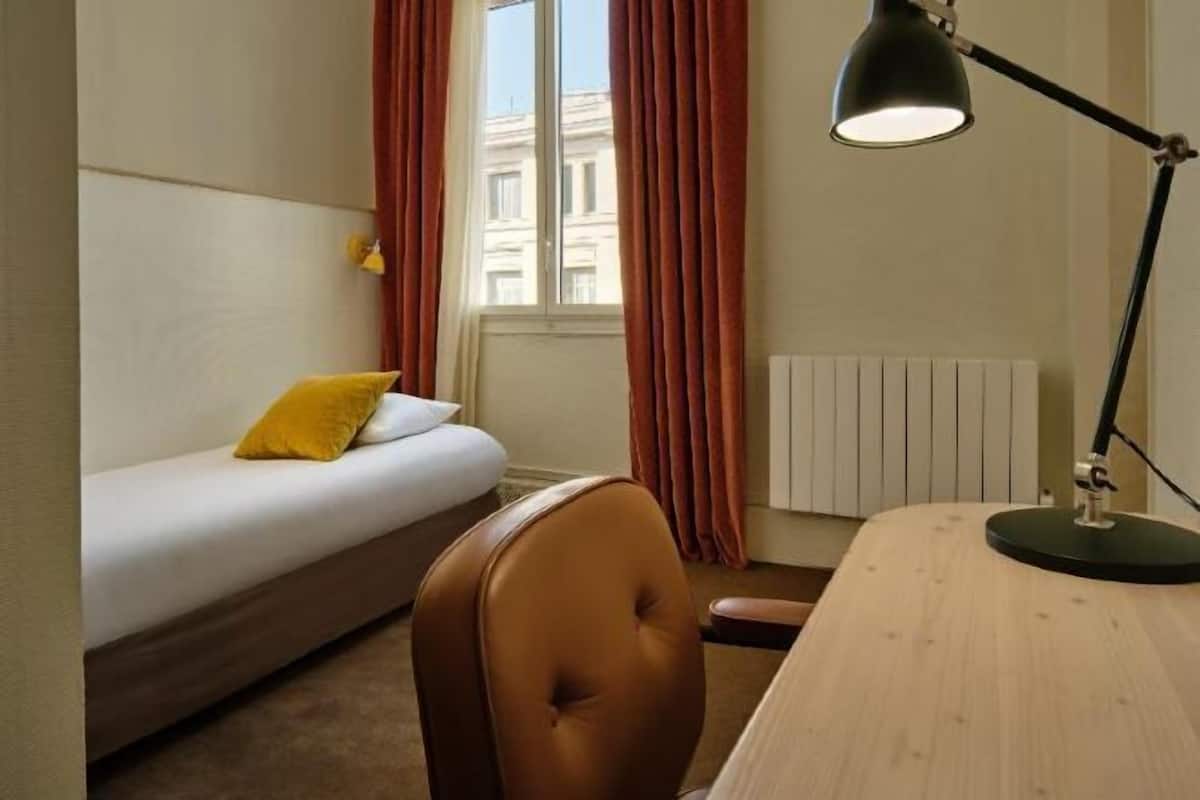 Camas com colchões pillow-top, escrivaninha, cortinas blackout