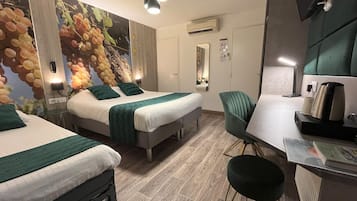 1 quarto, individualmente decorados, escrivaninha