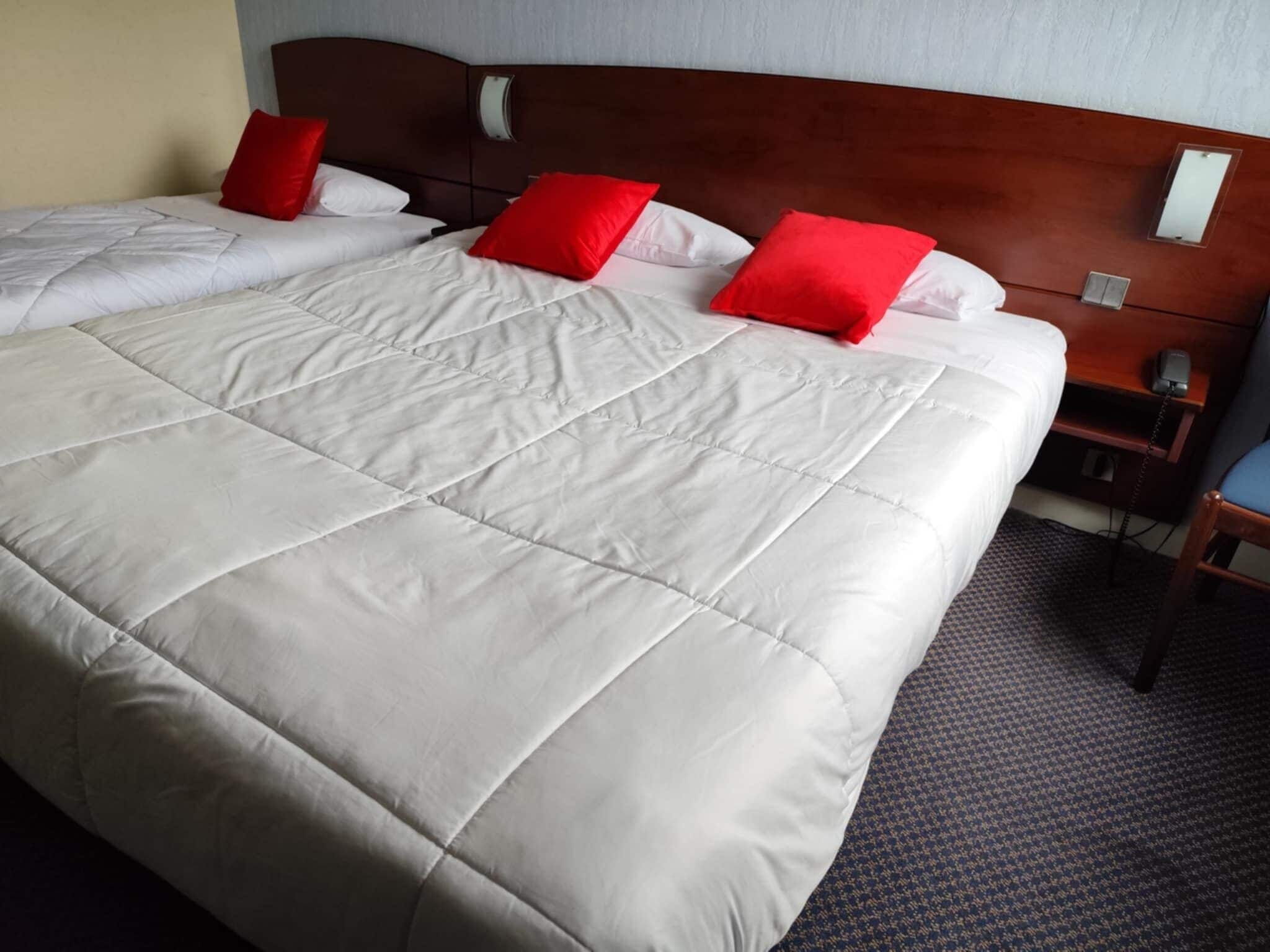 Quarto Triplo | Roupa de alta qualidade, secretária, ferro/tábua de engomar 