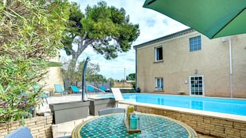 Piscina exterior sazonal, da(s) 9:00 à(s) 20:00, espreguiçadeiras