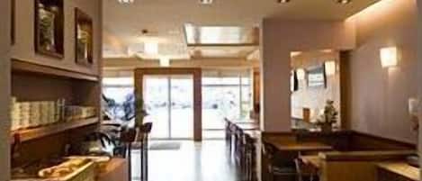 Café da manhã com buffet todos os dias mediante uma taxa