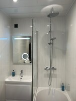 Luxury Superking/Twin En-suite Room | Casa de banho | Artigos de higiene pessoal grátis, um secador de cabelo 