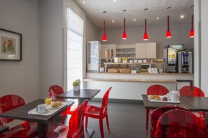 Pequeno-almoço continental diário (12 EUR por pessoa) 