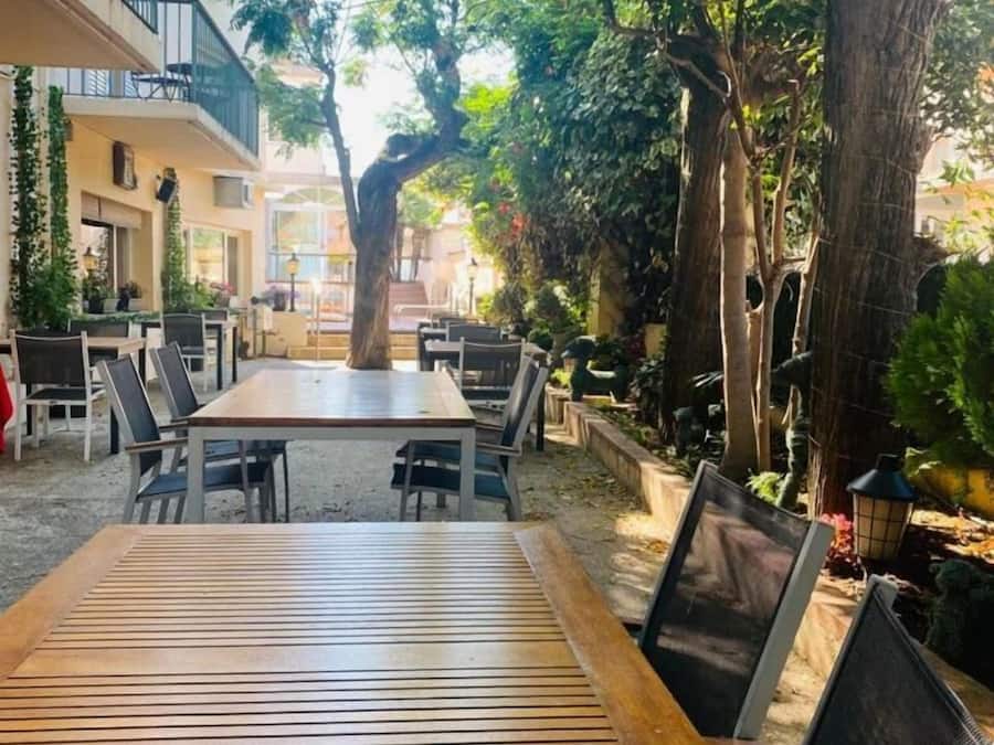 Almoços e jantares servidos, com espaço para refeições ao ar livre