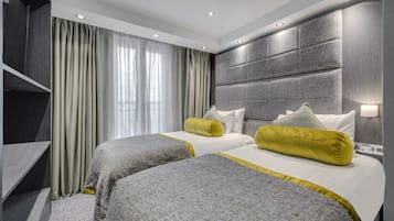 Quarto Twin Superior | Cofre no quarto, quartos insonorizados, ferro/tábua de engomar