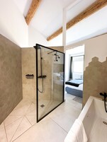 Quarto Deluxe | Casa de banho | Toalhas fornecidas 