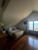 Quarto quádruplo família | Roupas de cama premium, camas Select Comfort, escrivaninha