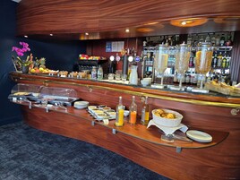 Café da manhã com buffet todos os dias (EUR 20 por pessoa) 