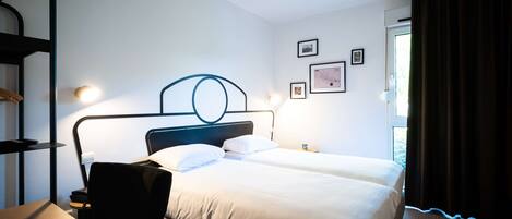 Quarto Standard, 2 camas individuais | Cofre com capacidade para portátil, secretária