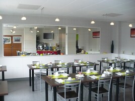 Pequeno-almoço continental diário (12.10 EUR por pessoa) 