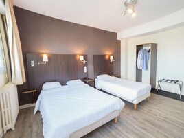 Quarto triplo superior | Escrivaninha, quartos à prova de som, Wi-Fi de cortesia, roupa de cama