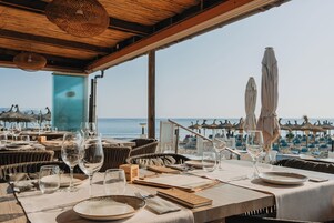 Serviço de café da manhã, culinária internacional, vistas para a praia