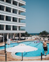 Piscina externa, funciona das 8h às 18h, guarda-sóis, espreguiçadeiras