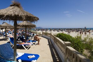 Piscina externa, funciona das 8h às 18h, guarda-sóis, espreguiçadeiras