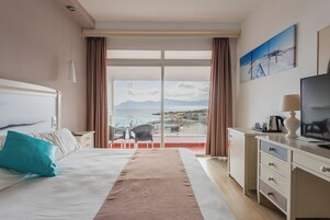 Quarto superior, sacada, vista para o mar | Individualmente mobiliados, escrivaninha, cortinas blackout