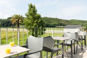 Serviço de almoço e jantar; culinária francesa, restaurante ao ar livre