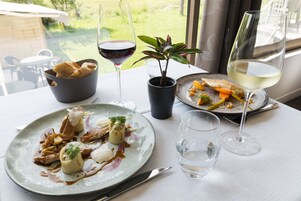 Serviço de almoço e jantar; culinária francesa, restaurante ao ar livre
