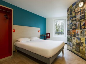 Quarto, 1 cama de casal, casa de banho privativa (Cabrio) | Secretária, cortinas/cortinados opacos, berços/camas para crianças 