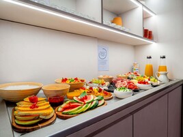 Pequeno-almoço continental diário mediante uma taxa 