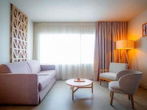 Suíte júnior, 1 cama de casal, vista para o mar | Roupas de cama premium, cofres nos quartos, escrivaninha