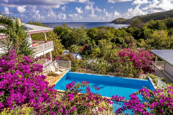 Piscina exterior, guarda-sóis, espreguiçadeiras