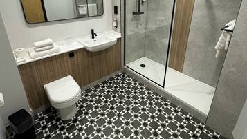 Suite Executiva | Casa de banho | Um polibã, um chuveiro fixo, toalhas fornecidas, sabão