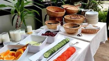 Pequeno-almoço tipo buffet diário (24 EUR por pessoa)