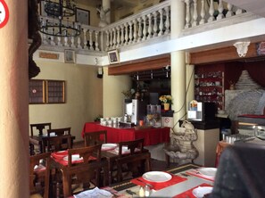 Café da manhã com buffet durante a semana (EUR 7 por pessoa)