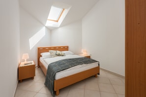 Apartamento Familiar, 2 quartos | Cofre no quarto, secretária, cortinas/cortinados opacos 