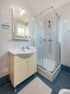 Apartamento Júnior, 1 quarto | Casa de banho | Uma combinação polibã/banheira, produtos de higiene exclusivos 