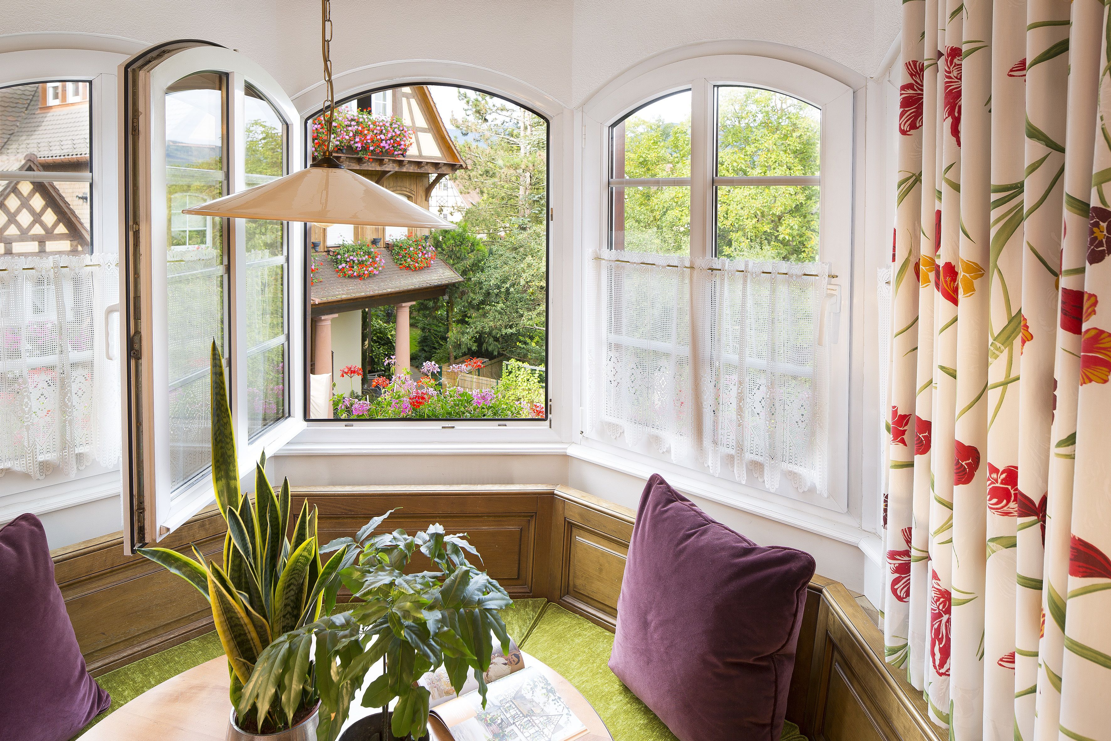 Deluxe Double Room (Access to Yonasaya Spa) | Sala de estar | Televisor de ecrã plano de 82 cm com canais digitais, televisor 