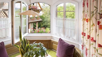 Deluxe Double Room (Access to Yonasaya Spa) | Sala de estar | Televisor de ecrã plano de 82 cm com canais digitais, televisor