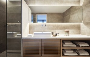 Master Suite | Casa de banho | Artigos de higiene pessoal grátis, um secador de cabelo 