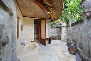 Quarto, vista para a lagoa | Banheiro | Banheira e chuveiro separados, chuveiro com efeito de chuva