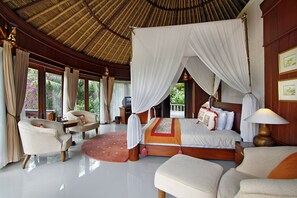 Frigobar, escrivaninha, cortinas blackout