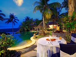 Piscina externa, piscina infinita, barracas de cortesia, guarda-sóis