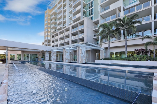 2 piscinas exteriores, guarda-sóis, espreguiçadeiras