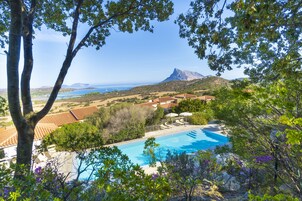 2 piscinas exteriores, uma piscina transbordante, guarda-sóis 