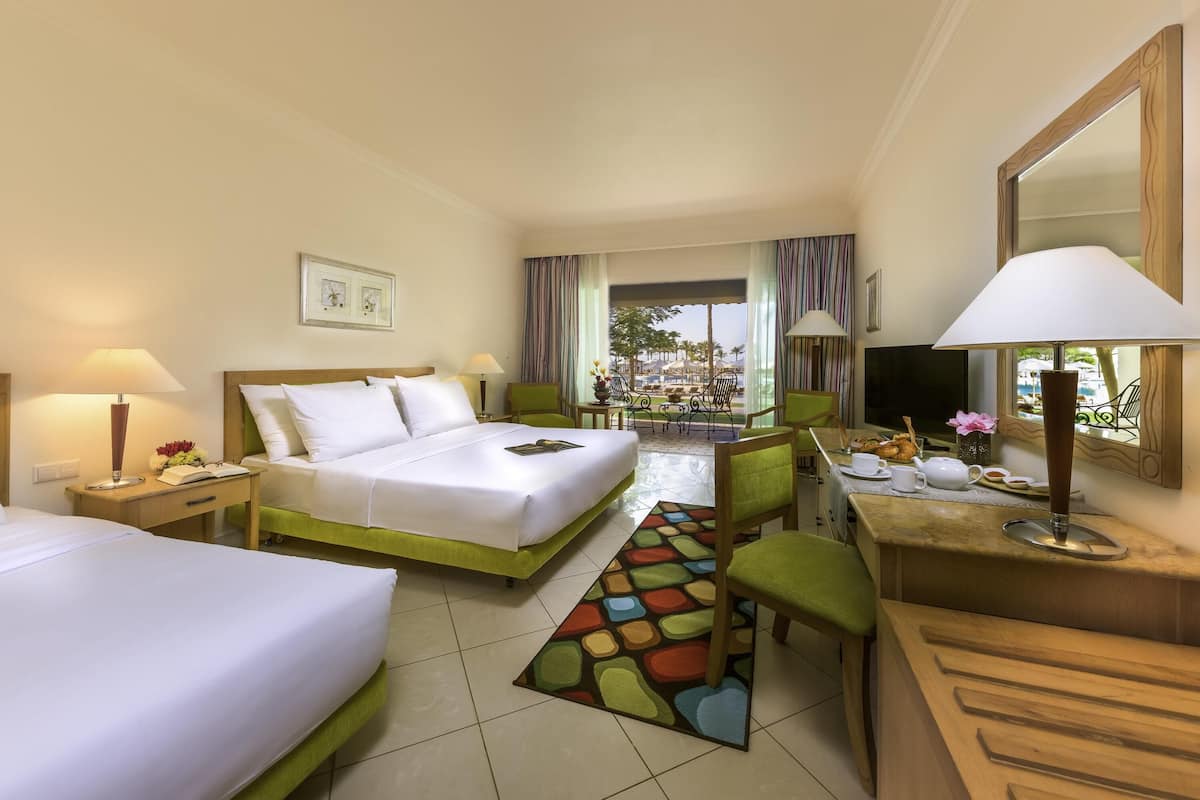 Quarto duplo clássico, 2 camas de solteiro, vista para a piscina | Cofres nos quartos, quartos à prova de som