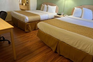 Escrivaninha, ferros/tábuas de passar roupa, berços grátis