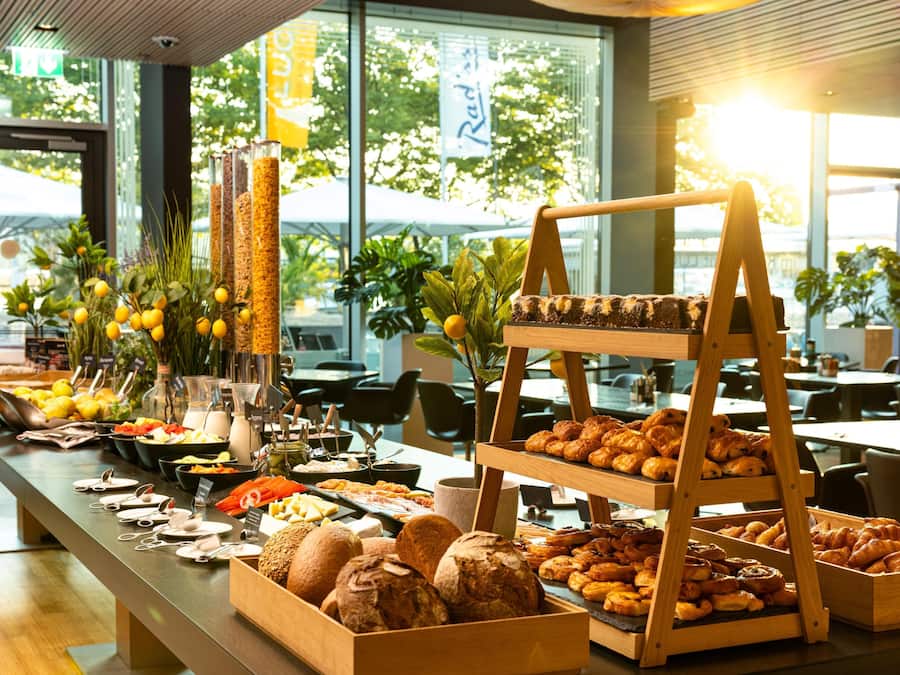 Pequeno-almoço tipo buffet diário (32 CHF por pessoa)