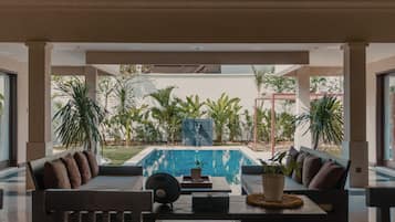 Villa 4 Bed Room Private Pool and Garden | Sala de estar | Televisor de ecrã plano de 32 polegadas com canais por cabo, televisor