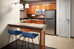 Geladeira, micro-ondas, cooktop, lava-louças