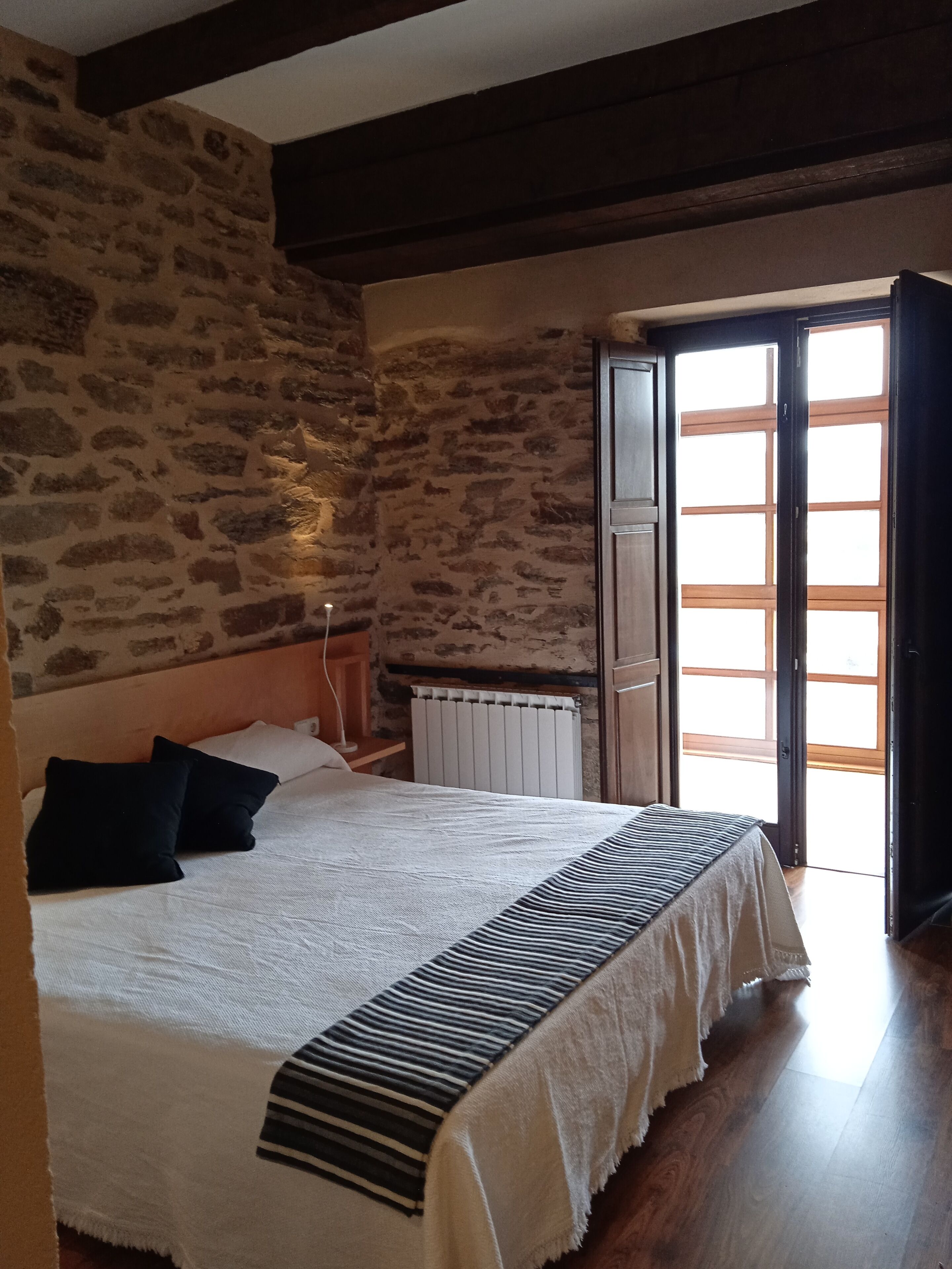 Minibar, cofre no quarto, Wi-fi grátis, roupa de cama fornecida 