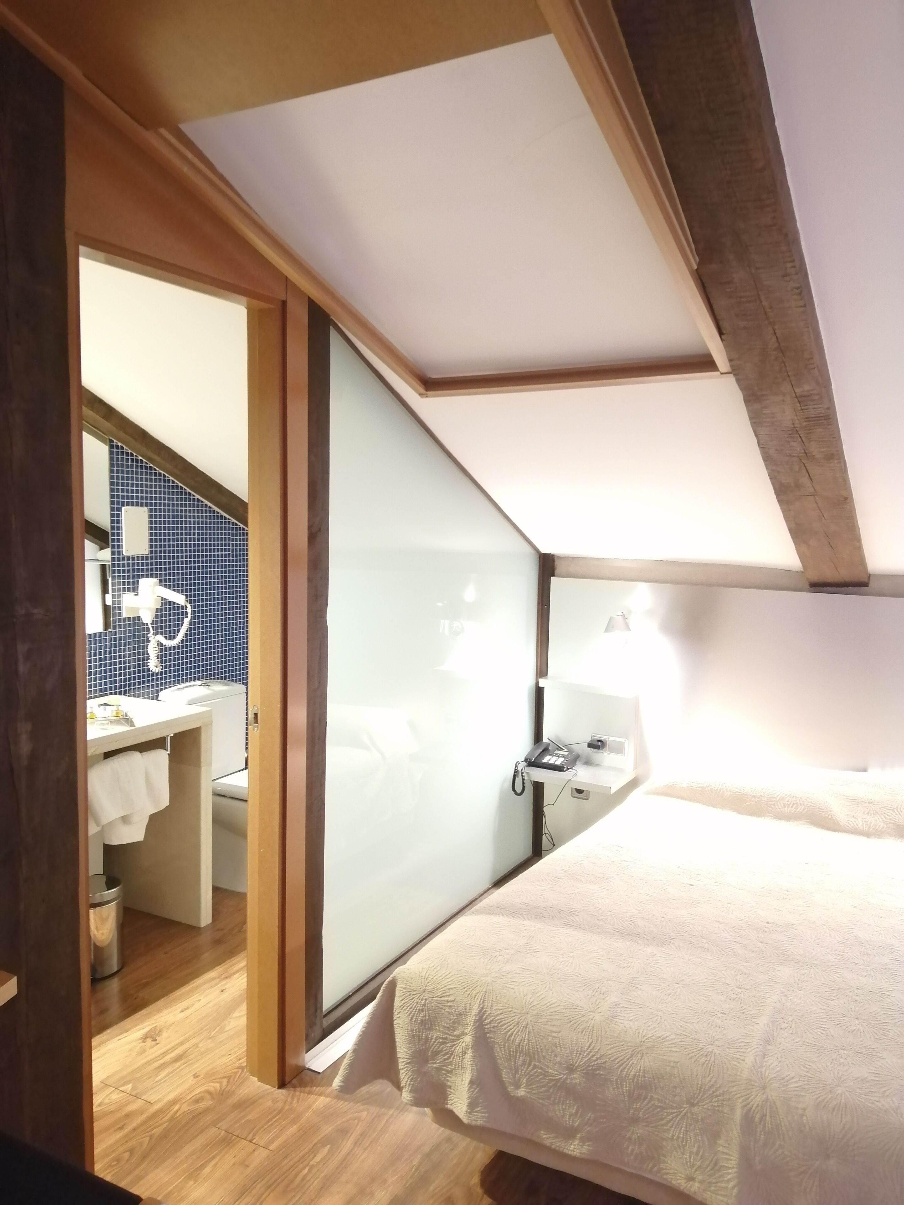 Minibar, cofre no quarto, Wi-fi grátis, roupa de cama fornecida 
