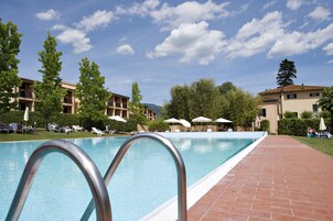 Piscina externa, guarda-sóis, espreguiçadeiras